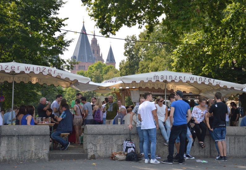 Weinstand der Mainzer Winzer kehrt an den Fischtorplatz zurück: "Wein ...