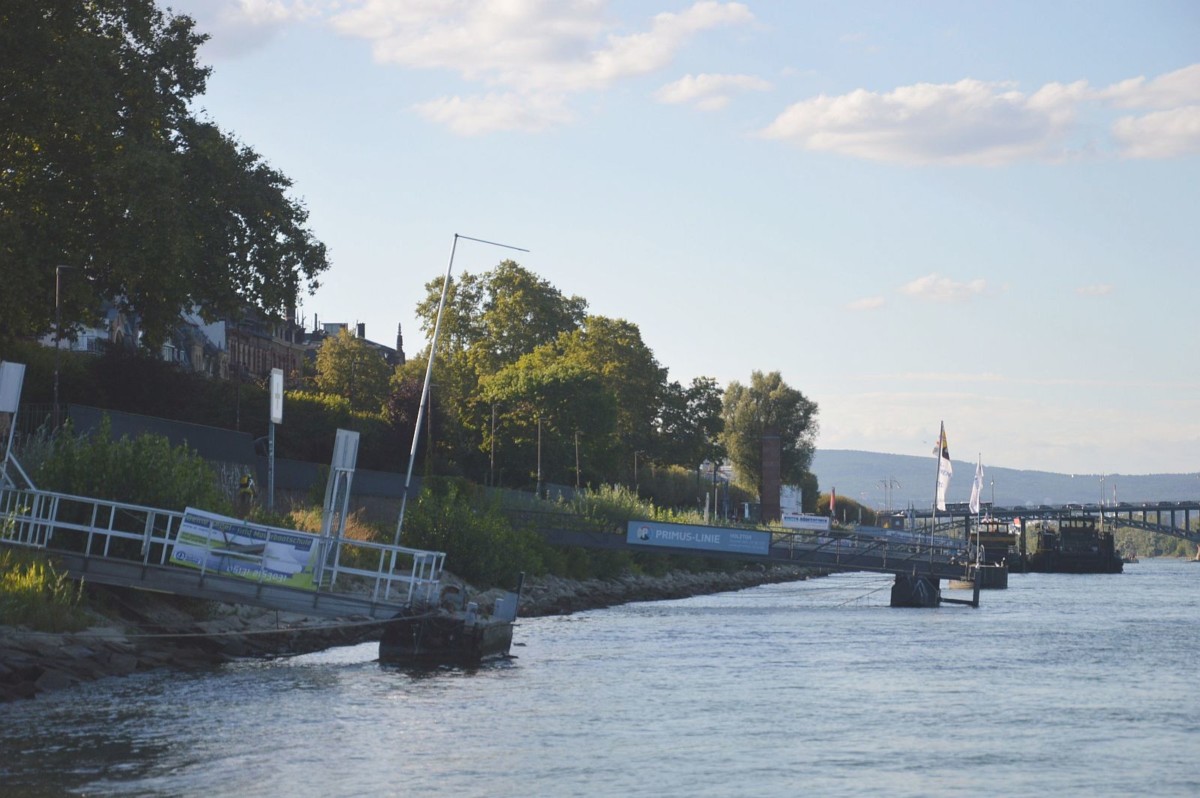 Landstrom für Schiffe am Mainzer Rheinufer in weiter Ferne - Mainzer ...