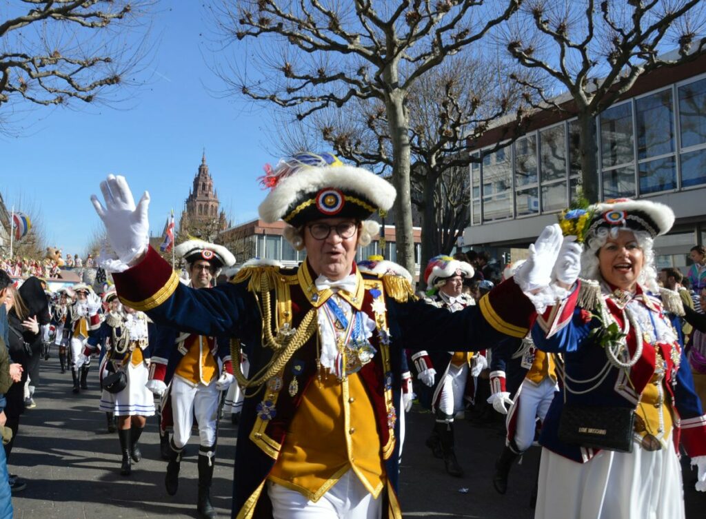 Neujahrsumzug der Mainzer Garden: Start in ultra-kurze ...