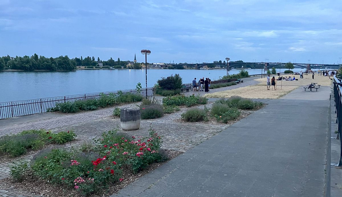 Mainzer Rhein-Frühling im Hochsommer: Neun Tage Kirmes am Rheinufer mit ...