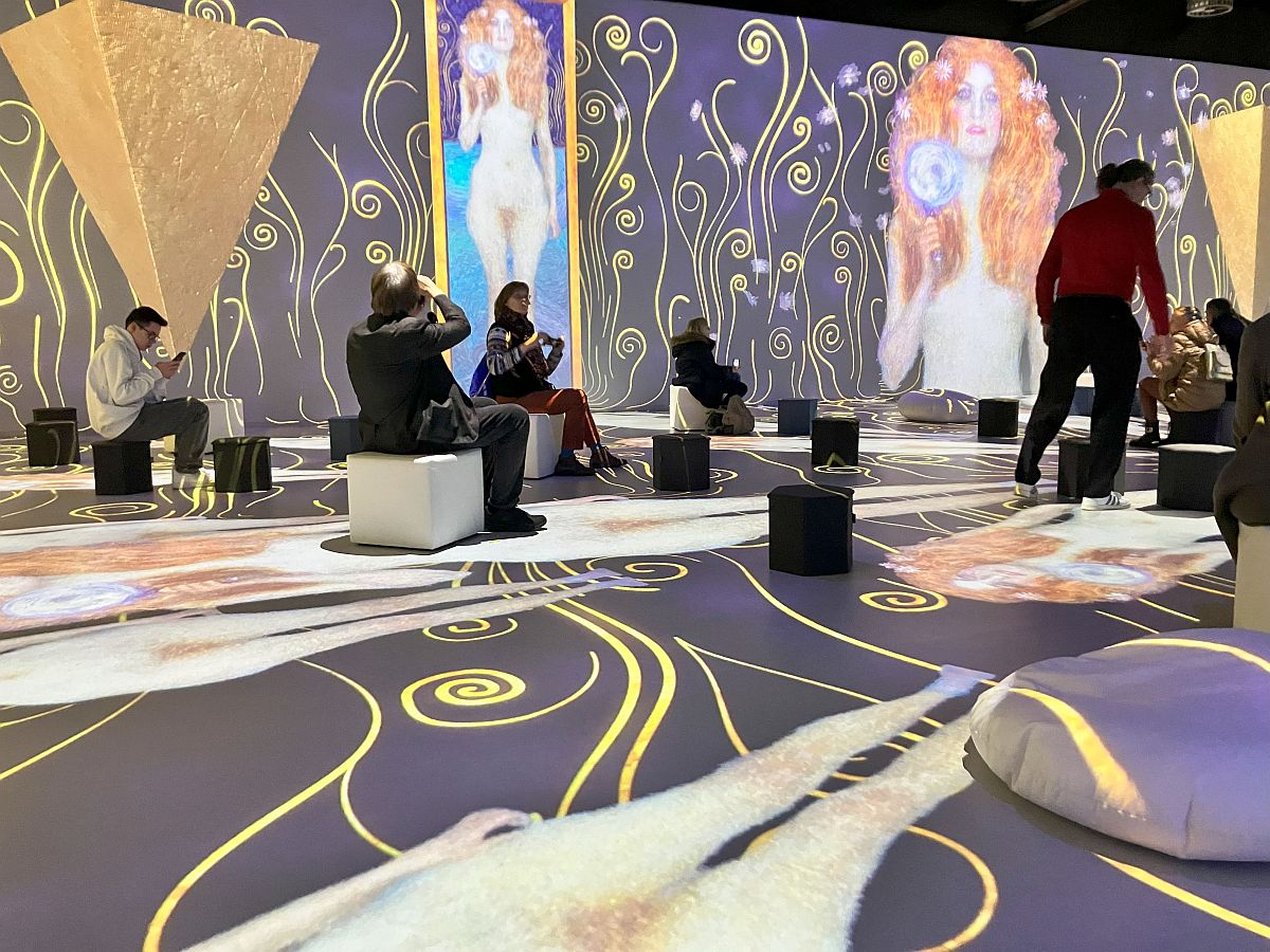 Klimts Kuss in Mainz: Bunte Farbenpracht, wirbelnde Muster, erotische Frauen - Immersives ...