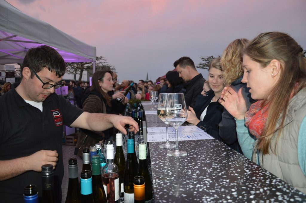 Mainzer Weinsalon, der Wein-Laster und der Ingelheimer Winzerkeller mit ...