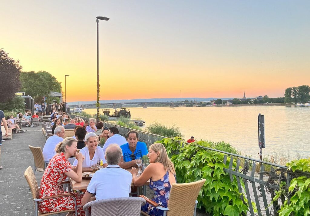 Mainz Fruhstucken Am Rhein
