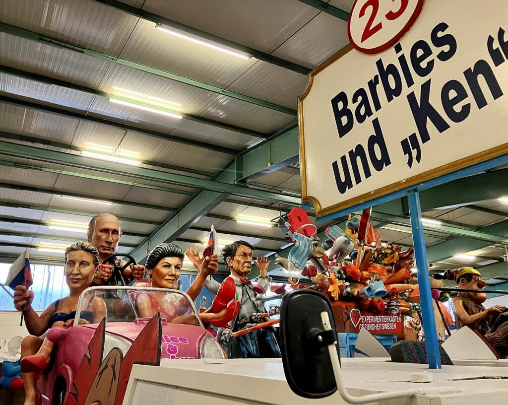Motivwagen im Mainzer Rosenmontagszug 2024: Der fliegende Robert, der ...